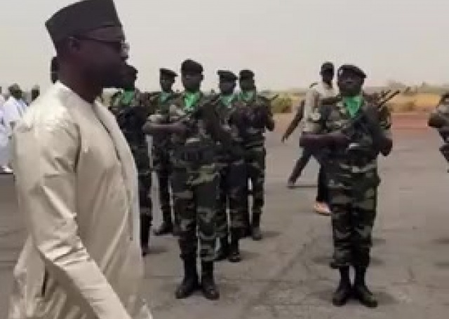 À destination du Daka de Médina Gounass, les honneurs militaires rendus au Pm, Ousmane Sonko