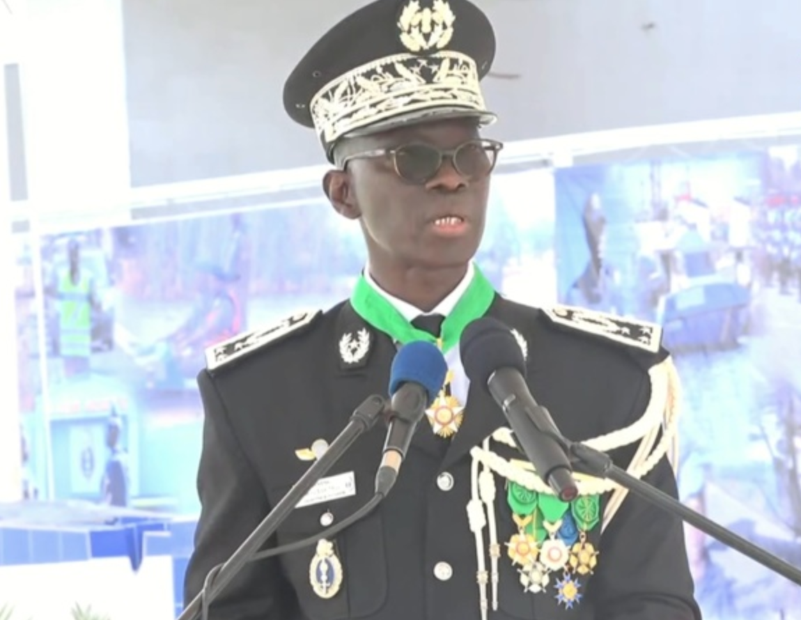 Grades, diplômes, affectations successives... : Le Général de Division ...