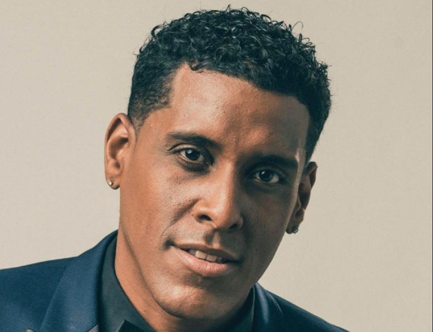 Le chanteur Mikaben meurt d’une crise cardiaque en plein concert à l ...
